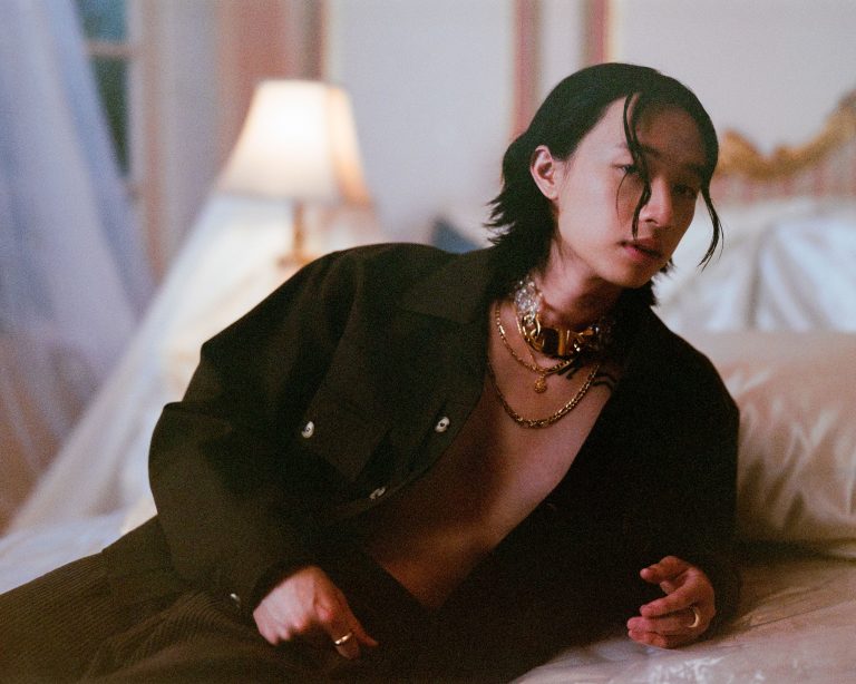 亞裔創作才子 keshi 曾因愛唱歌遭霸凌，今全球狂飆16億串流收聽：「這就是最厲害的復仇！」 | 樂手巢 YSOLIFE