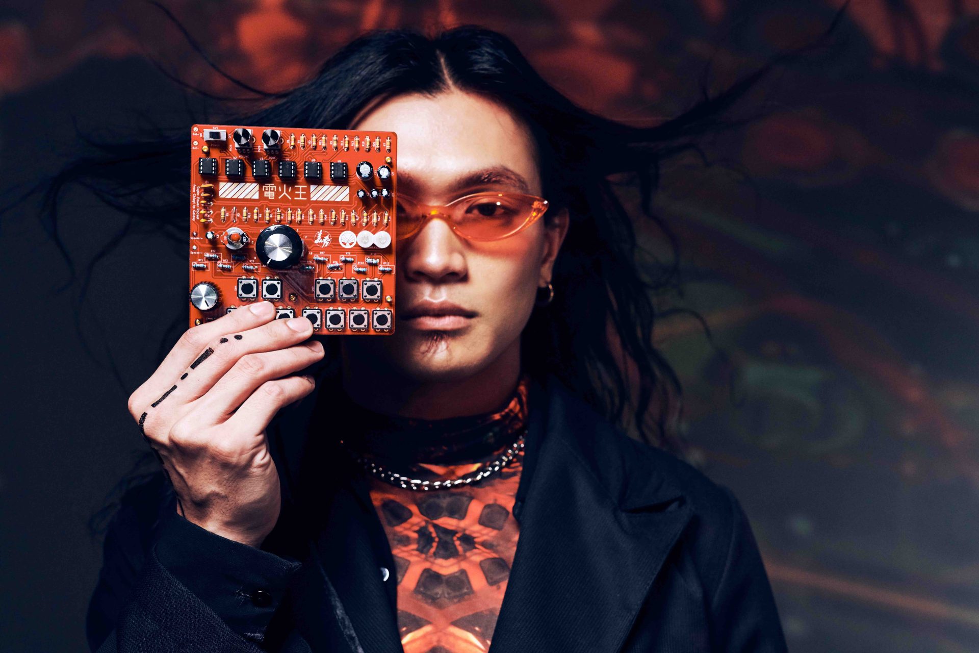 炫砲、剪刀、17弦貝斯？！盤點知名音樂人用過的奇葩樂器 | 樂手巢 YSOLIFE