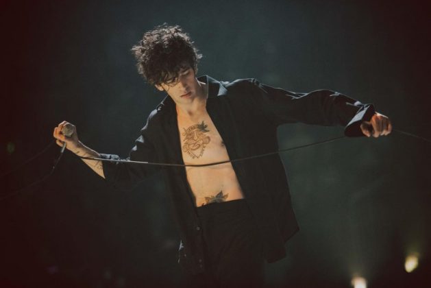 The 1975 主唱不受控，繼拉人上台熱吻，Matty Healy 再用 Auto-Tune 喊保全 | 樂手巢 YSOLIFE