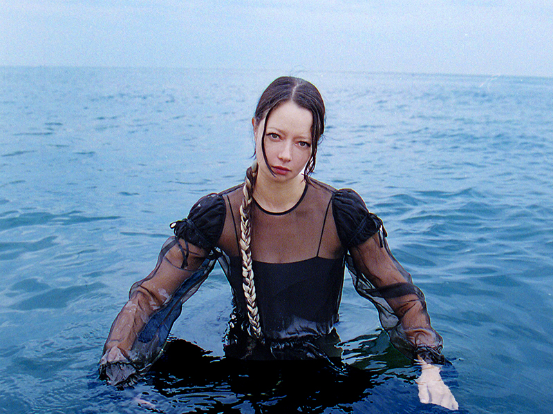 社會的困擾與拉扯，亞裔歌手 Lucinda Chua 新曲〈An Ocean〉唱出歸屬感的遍尋 | 樂手巢 YSOLIFE