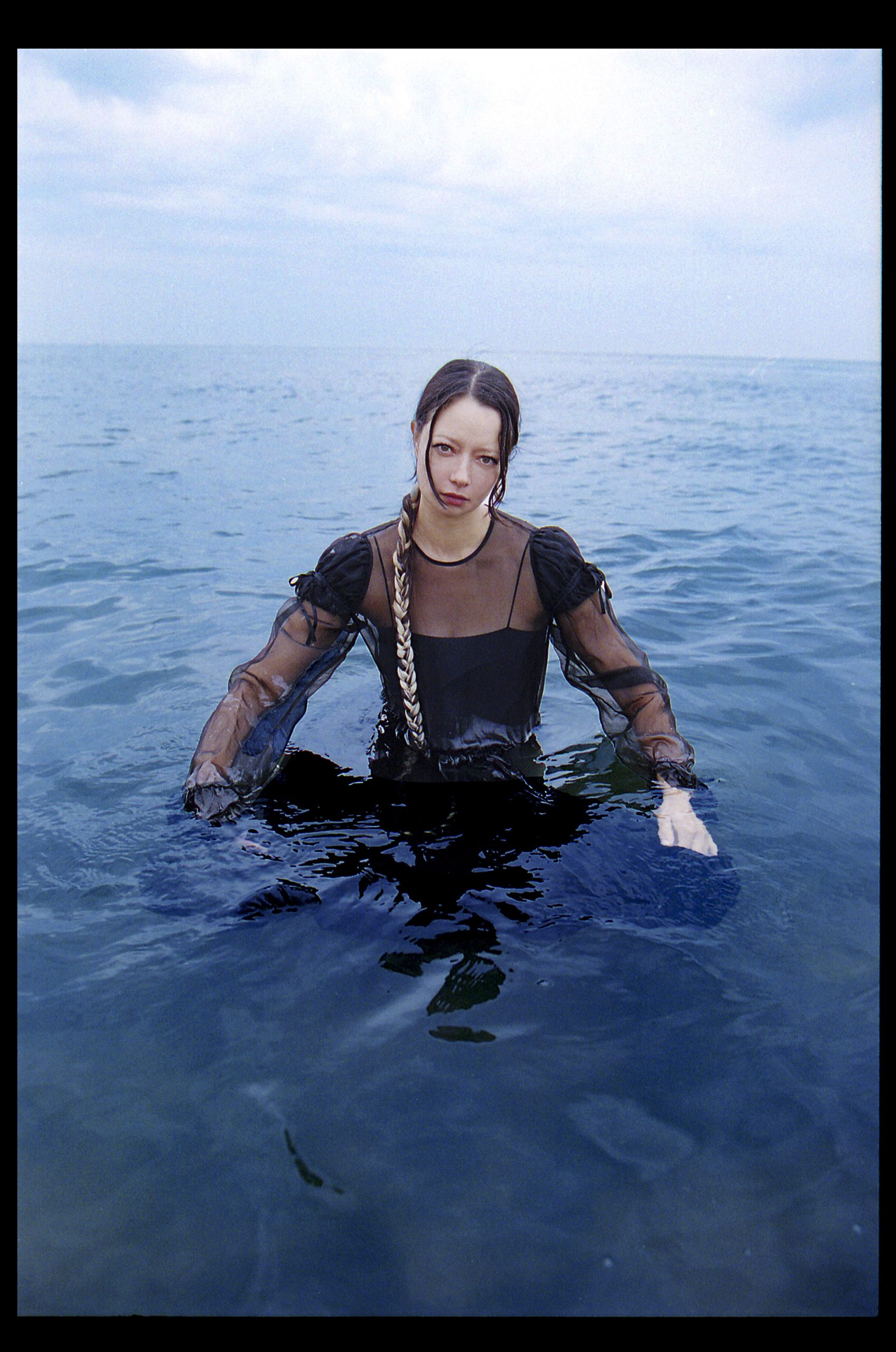 社會的困擾與拉扯，亞裔歌手 Lucinda Chua 新曲〈An Ocean〉唱出歸屬感的遍尋 | 樂手巢 YSOLIFE