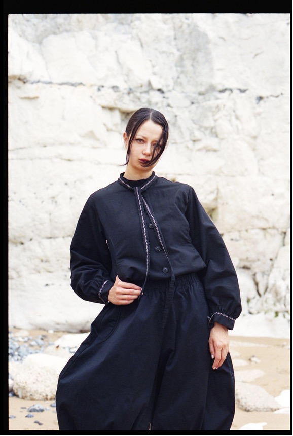 以「燕子」為題，英國華裔歌手 Lucinda Chua 首張專輯《YIAN燕》，唱出自我矛盾與接納 | 樂手巢 YSOLIFE