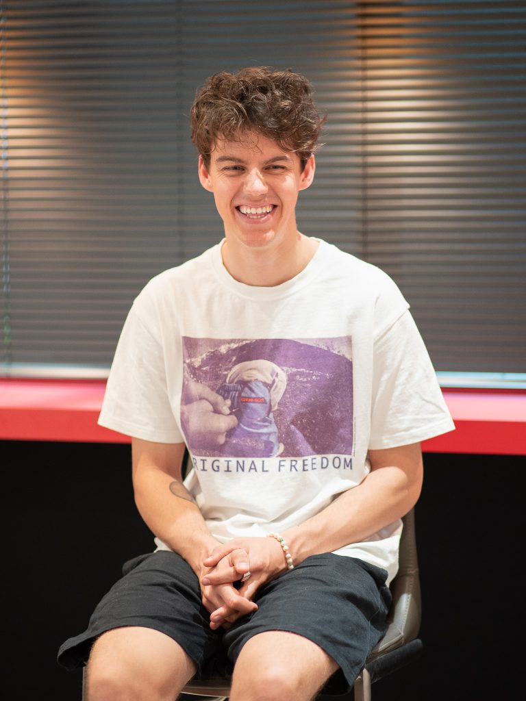 挪威清新小王子 Peder Elias 新歌〈Row Your Boat〉取樣童謠，唱出「划離有害關係」的溫柔宣言 | 樂手巢 YSOLIFE