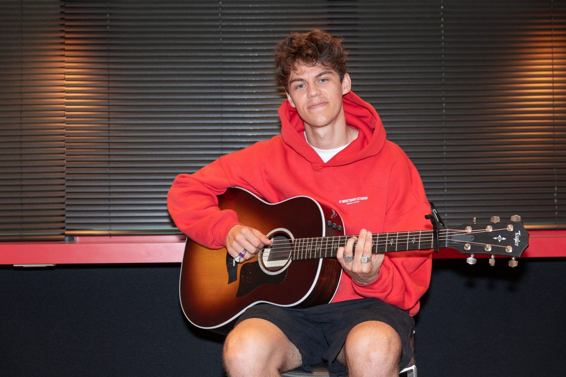 挪威清新小王子 Peder Elias 新歌〈Row Your Boat〉取樣童謠，唱出「划離有害關係」的溫柔宣言 | 樂手巢 YSOLIFE