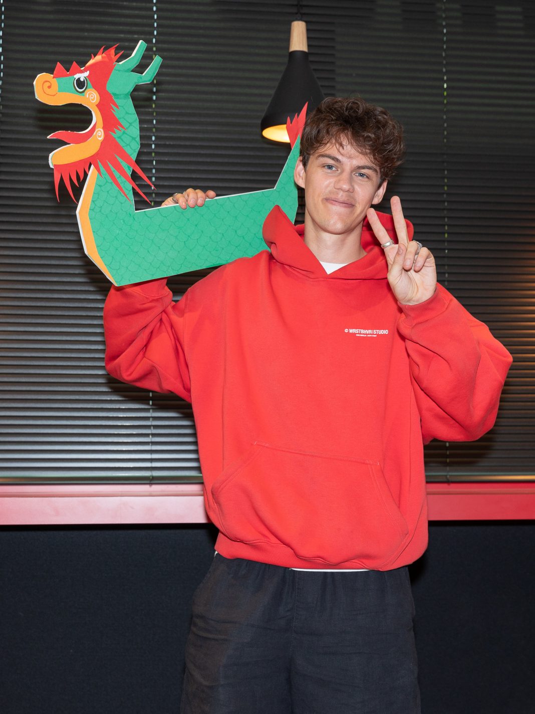 挪威清新小王子 Peder Elias 新歌〈Row Your Boat〉取樣童謠，唱出「划離有害關係」的溫柔宣言 | 樂手巢 YSOLIFE