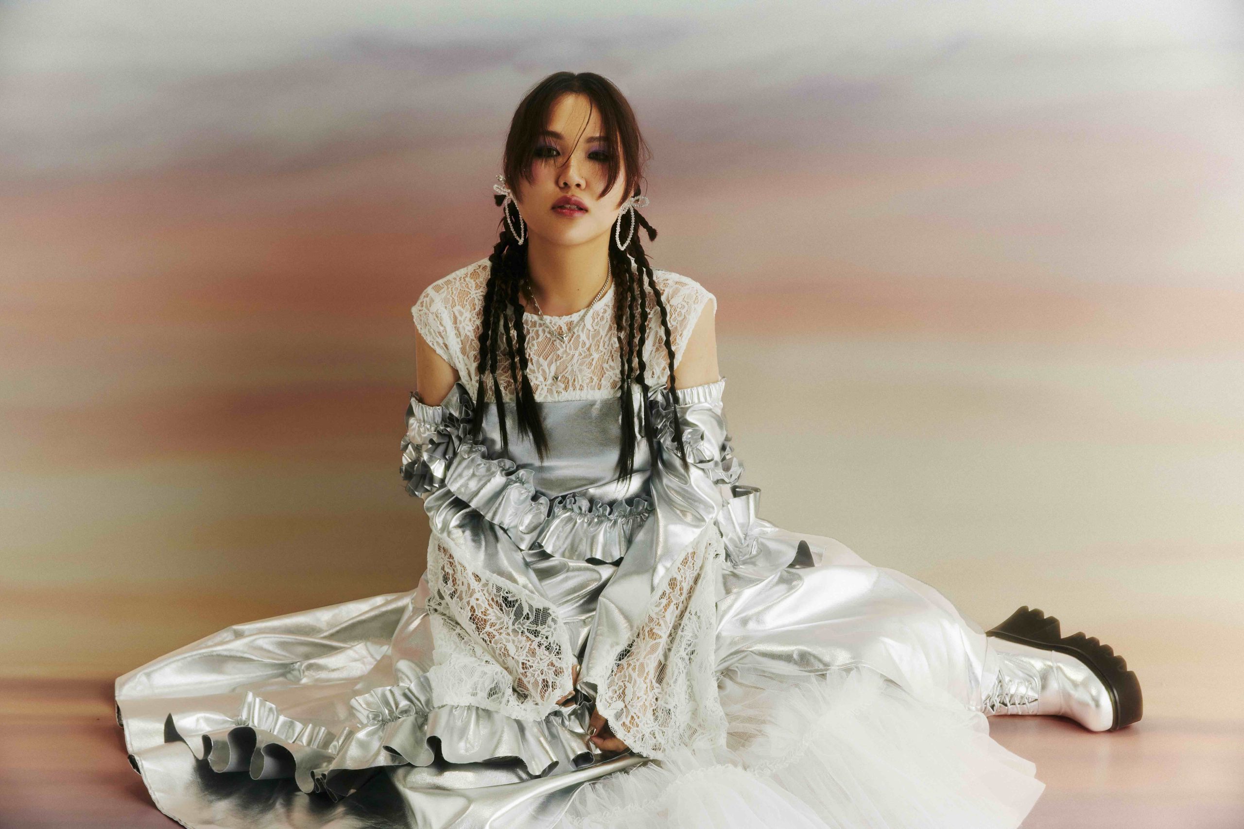 泰國創作新星 Numcha 攜 EP 溫暖回歸，唱出夢幻活潑的「雲霄飛車」心情記事 | 樂手巢 YSOLIFE