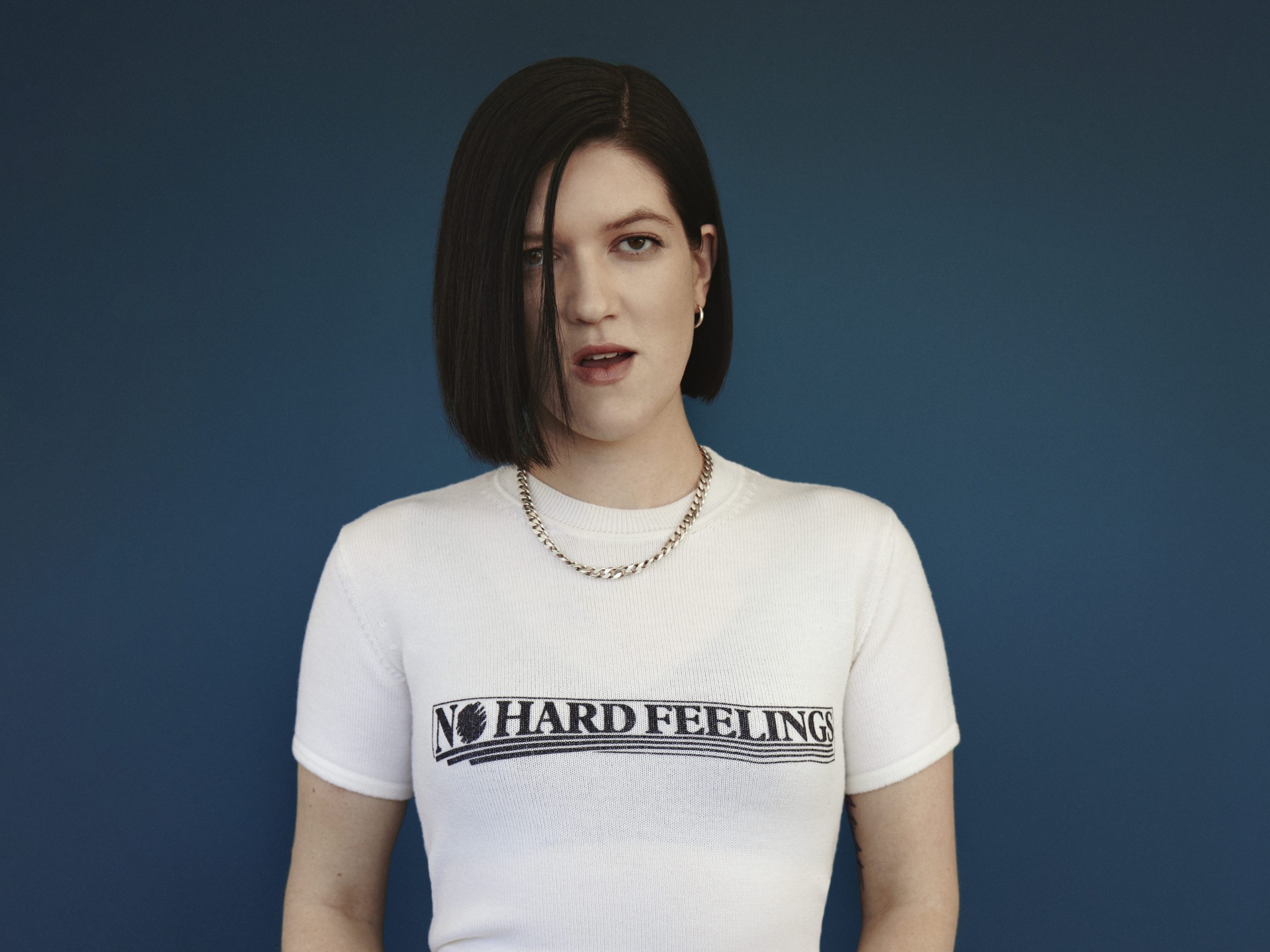 「從傷痛走向喜悅」The xx 主唱 Romy 首張專輯《Mid Air》，寫下從酷兒群體找到的歸屬感 | 樂手巢 YSOLIFE