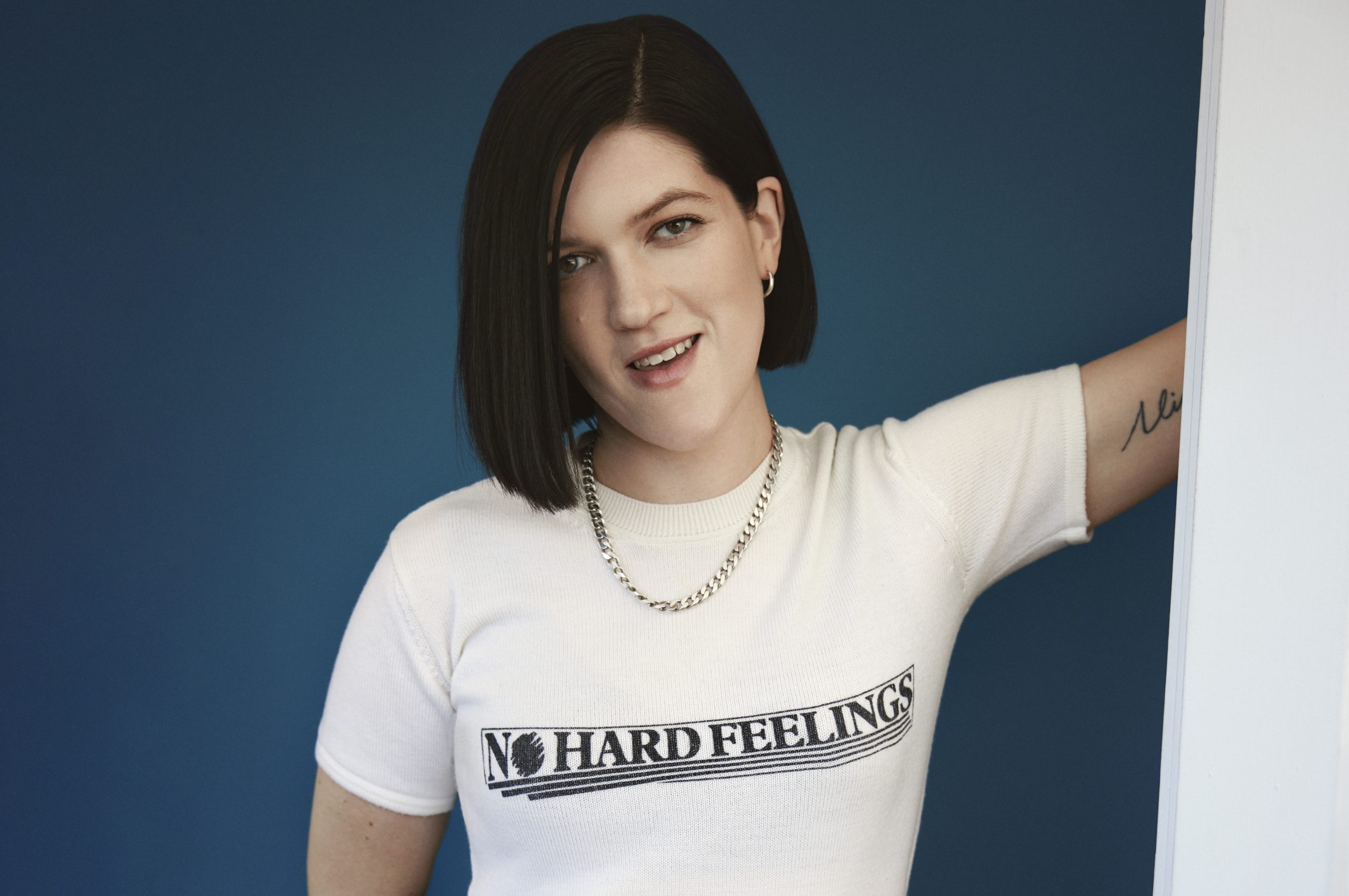 「從傷痛走向喜悅」The xx 主唱 Romy 首張專輯《Mid Air》，寫下從酷兒群體找到的歸屬感 | 樂手巢 YSOLIFE