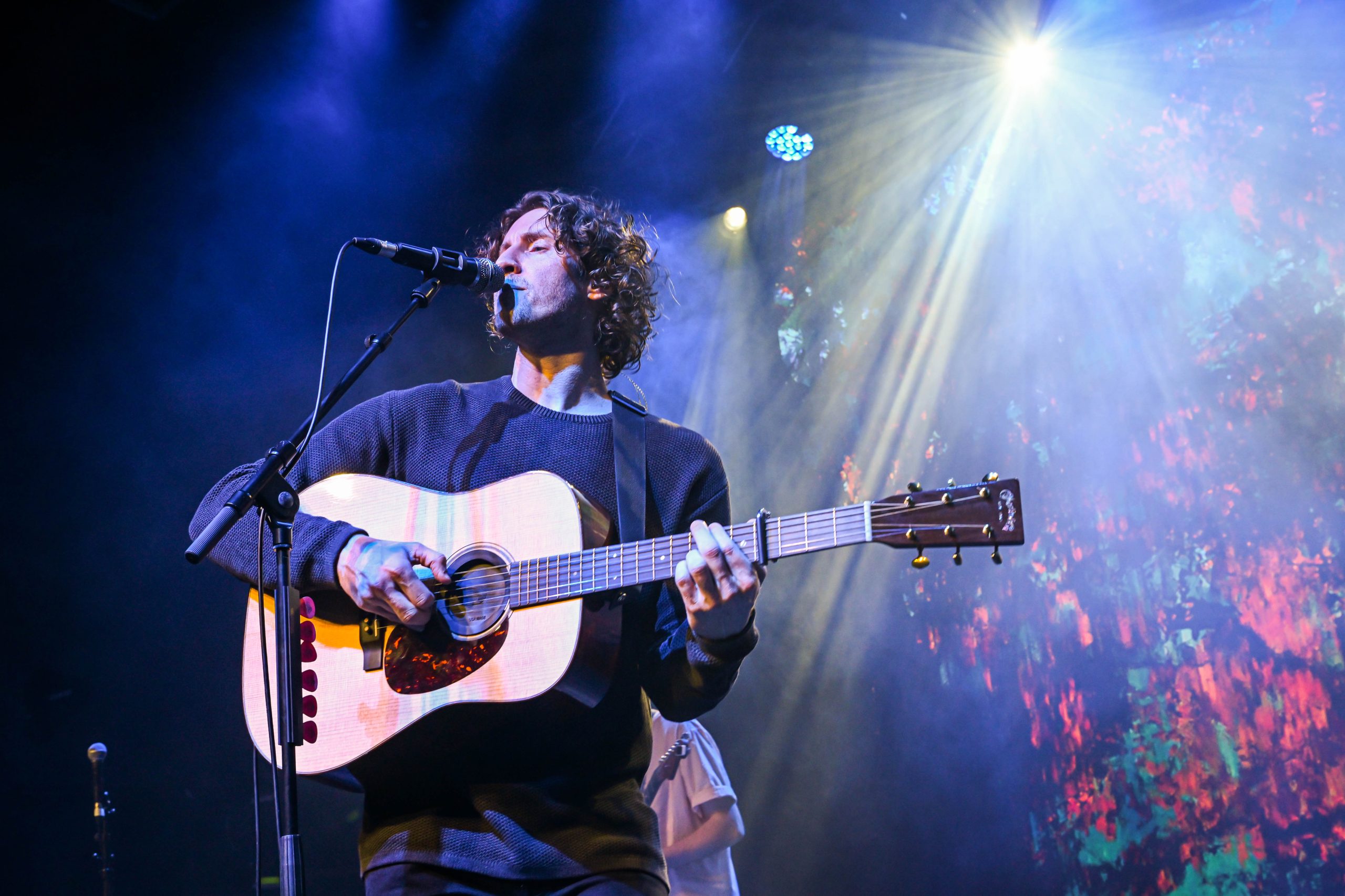 「我的創作100%受 Bruce Springsteen 影響！」澳洲情歌王子 Dean Lewis 用真心擁抱受傷靈魂 | 樂手巢 YSOLIFE