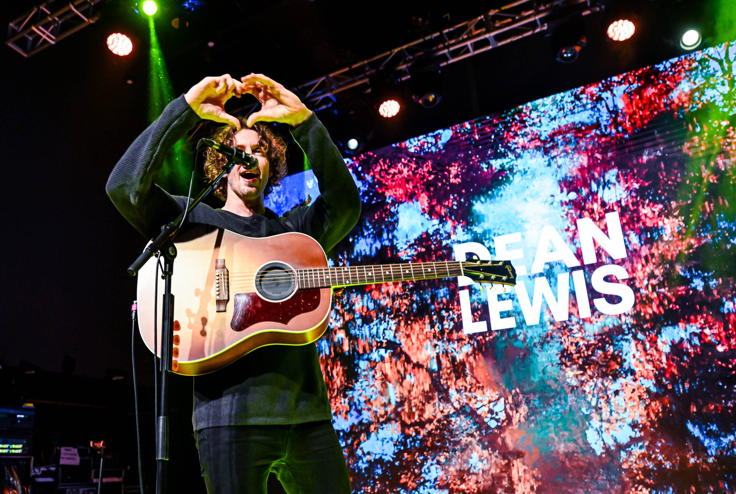 「我的創作100%受 Bruce Springsteen 影響！」澳洲情歌王子 Dean Lewis 用真心擁抱受傷靈魂 | 樂手巢 YSOLIFE