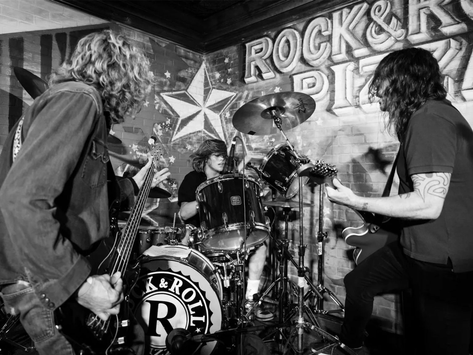 Taylor Hawkins 之子加入父親的搖滾翻唱團，Dave Grohl、Chad Smith 現身合奏演出 | 樂手巢 YSOLIFE