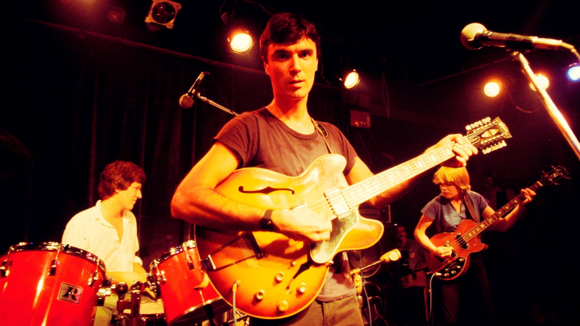 等了近50年！瑟夏羅南出演 Talking Heads〈Psycho Killer〉新 MV ，主唱大讚傑作 | 樂手巢 YSOLIFE